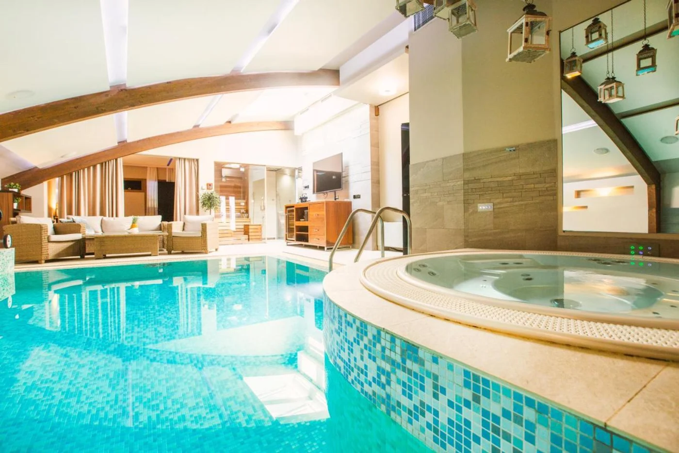 Cum se prezintă o cameră de lux de 90mp cu piscină și saună, la un preț ...